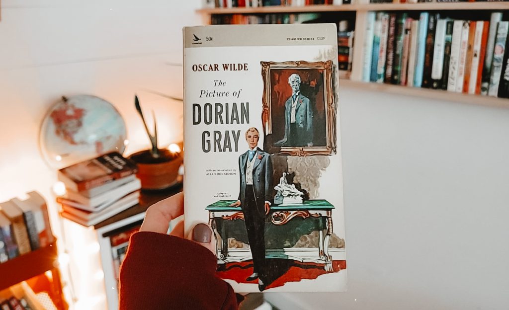 super low key buddy read: DORIAN GRAY – Hey Reader
